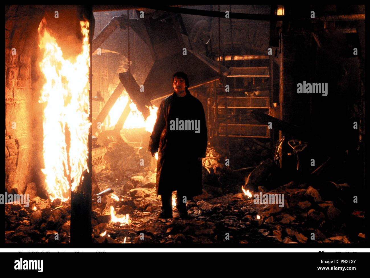 Christian Bale Reign Fire 2002 Stock Photos & Christian Bale Reign Fire ...