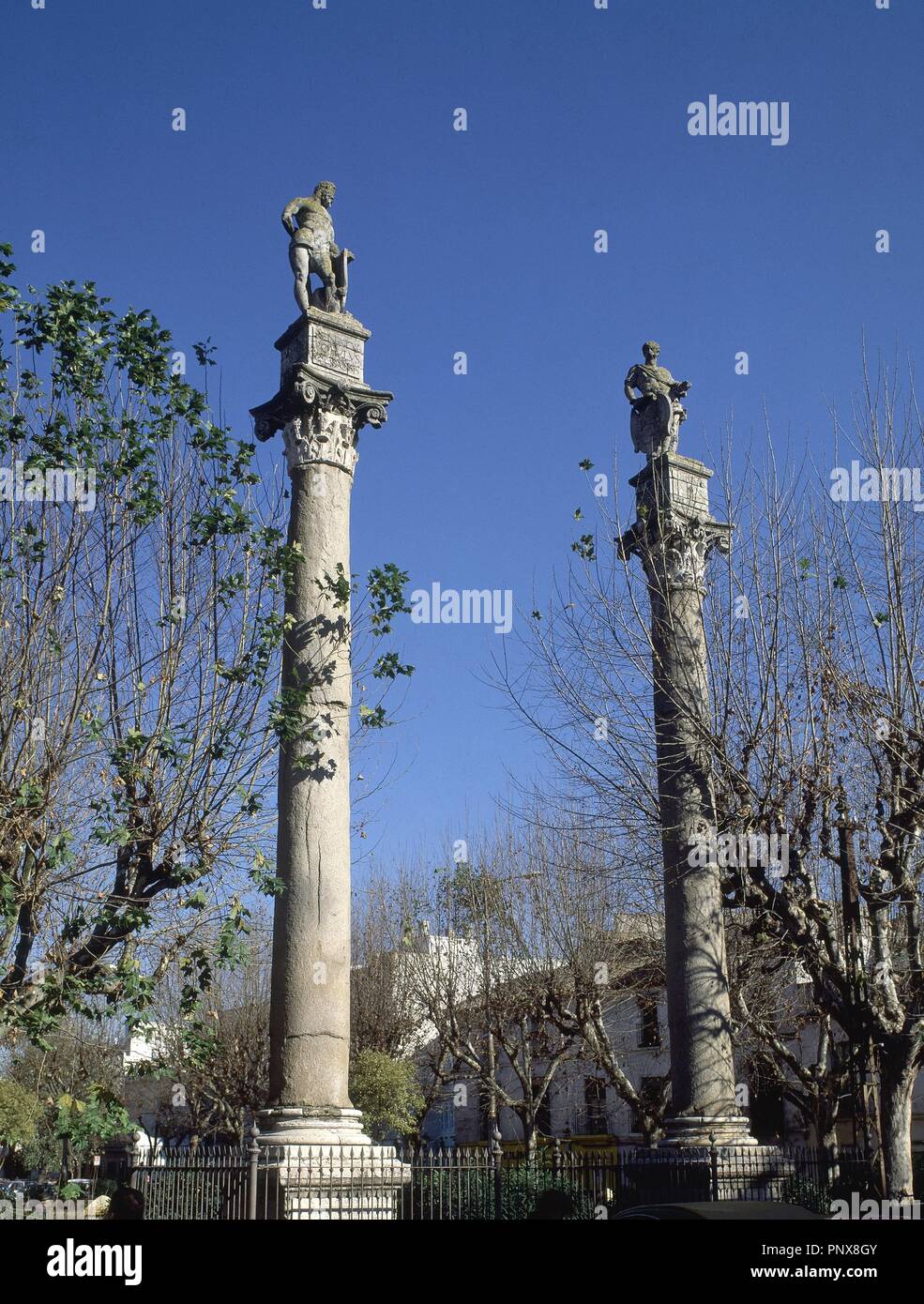 COLUMNAS DE HERCULES PROCEDENTES DE UN TEMPLO ROMANO REMATADAS POR LAS ...