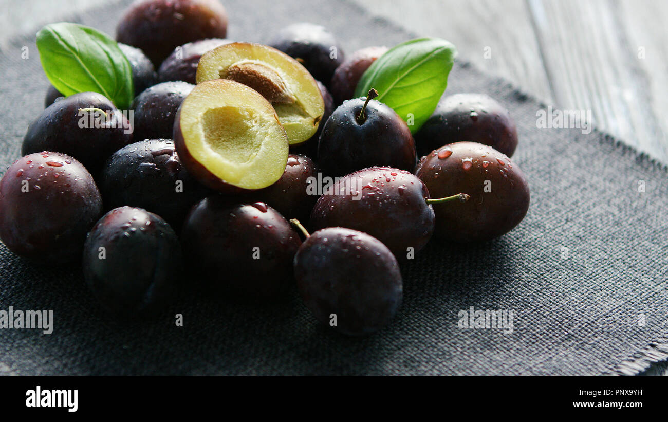 Pile of sweet wet plums Stock Photo - Alamy