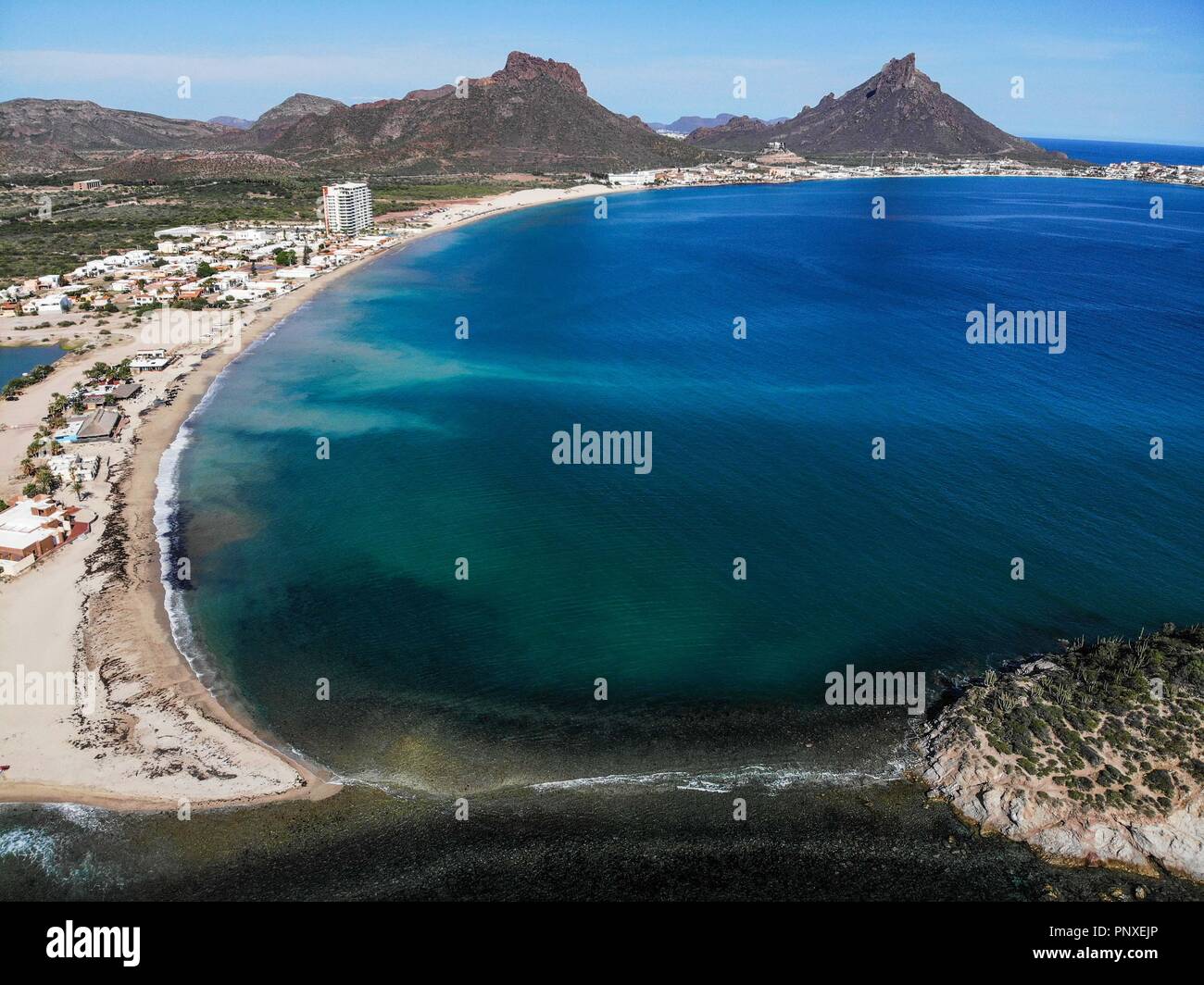 Vista aérea de paisaje de arena, mar y condominos en la playa turistica ...