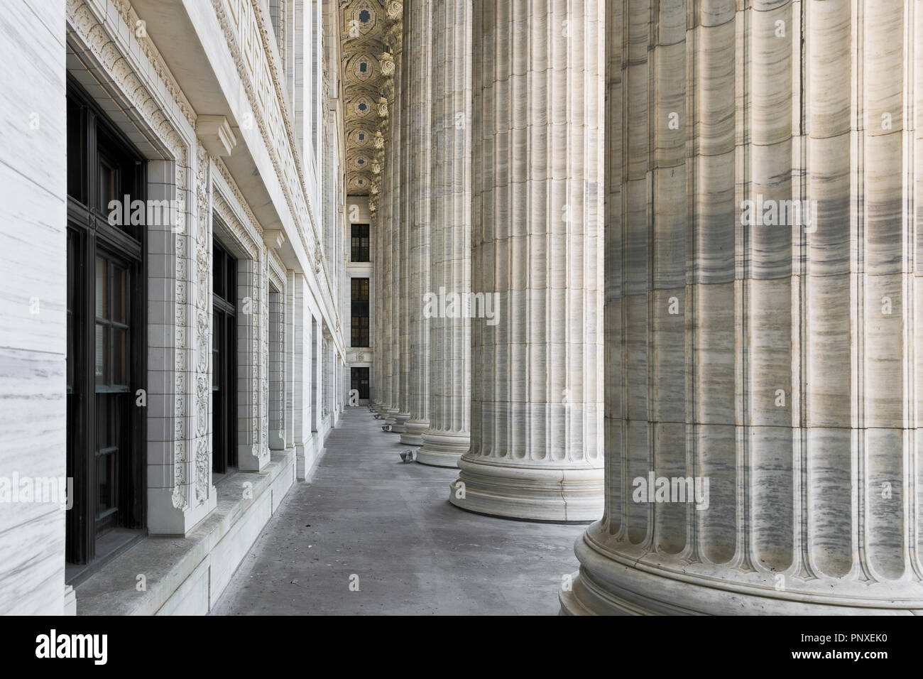 Pillars building hi-res stock photography and images - Alamy