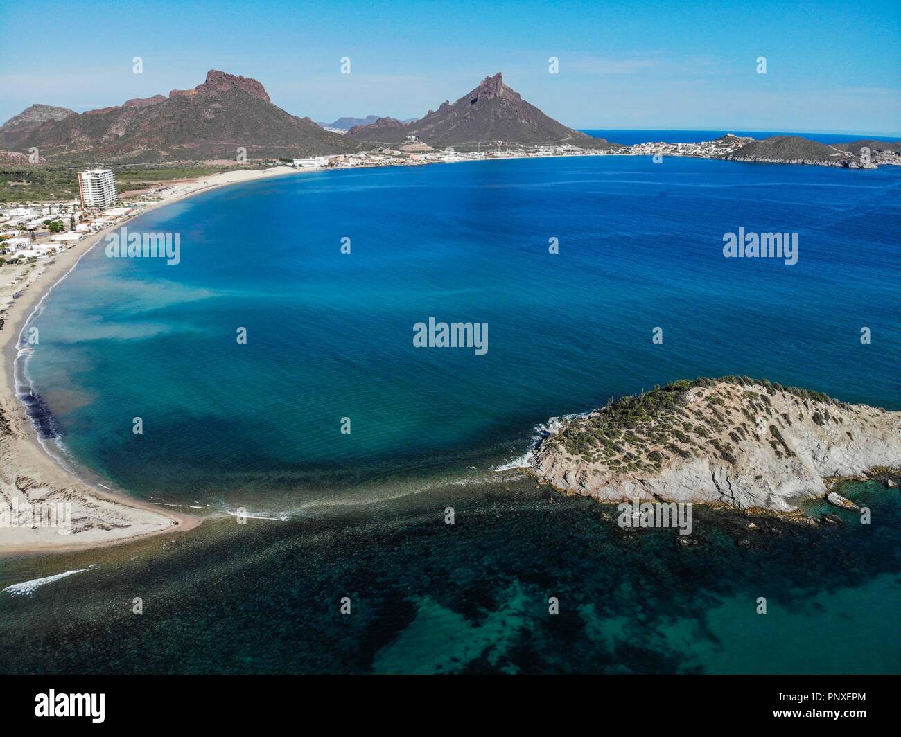 Vista aérea de paisaje de arena, mar y condominos en la playa turistica ...