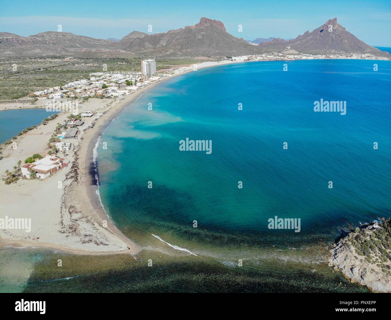 Vista aérea de paisaje de arena, mar y condominos en la playa turistica ...
