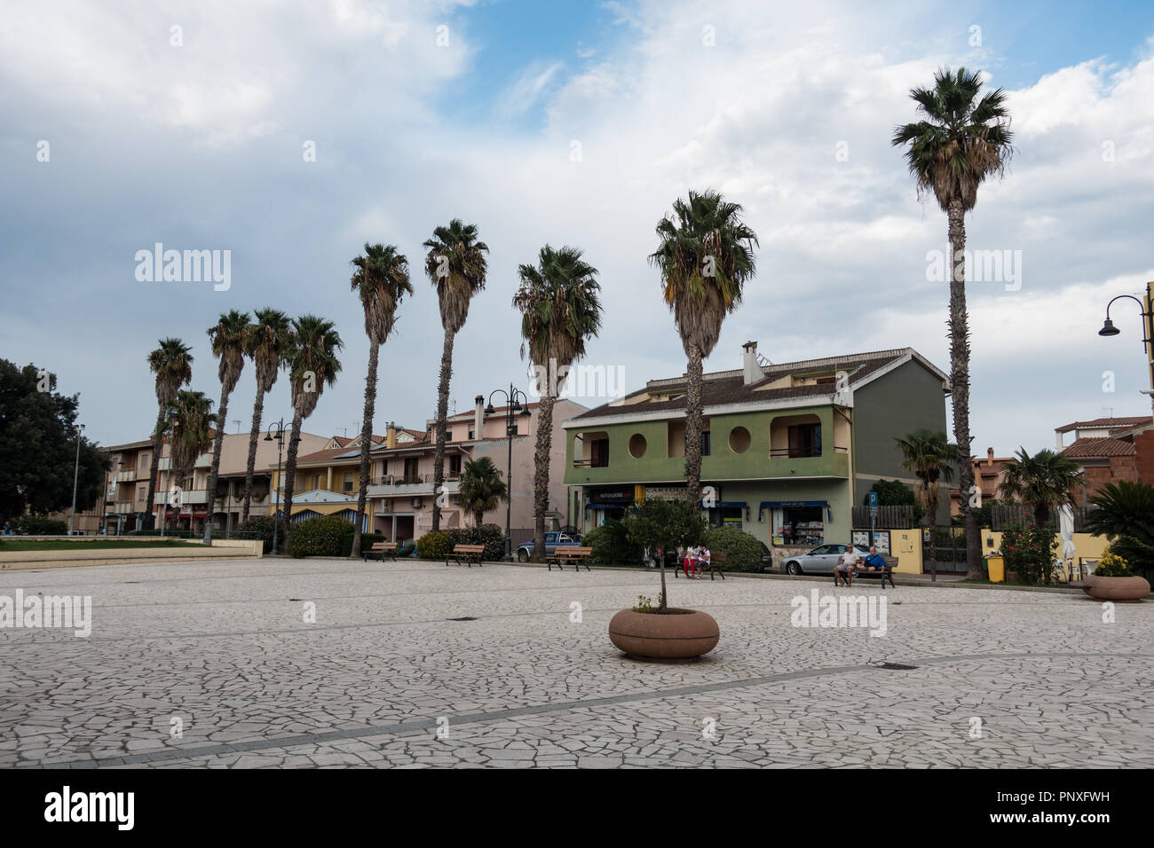 Square with palm trees hi-res stock photography and images - Alamy