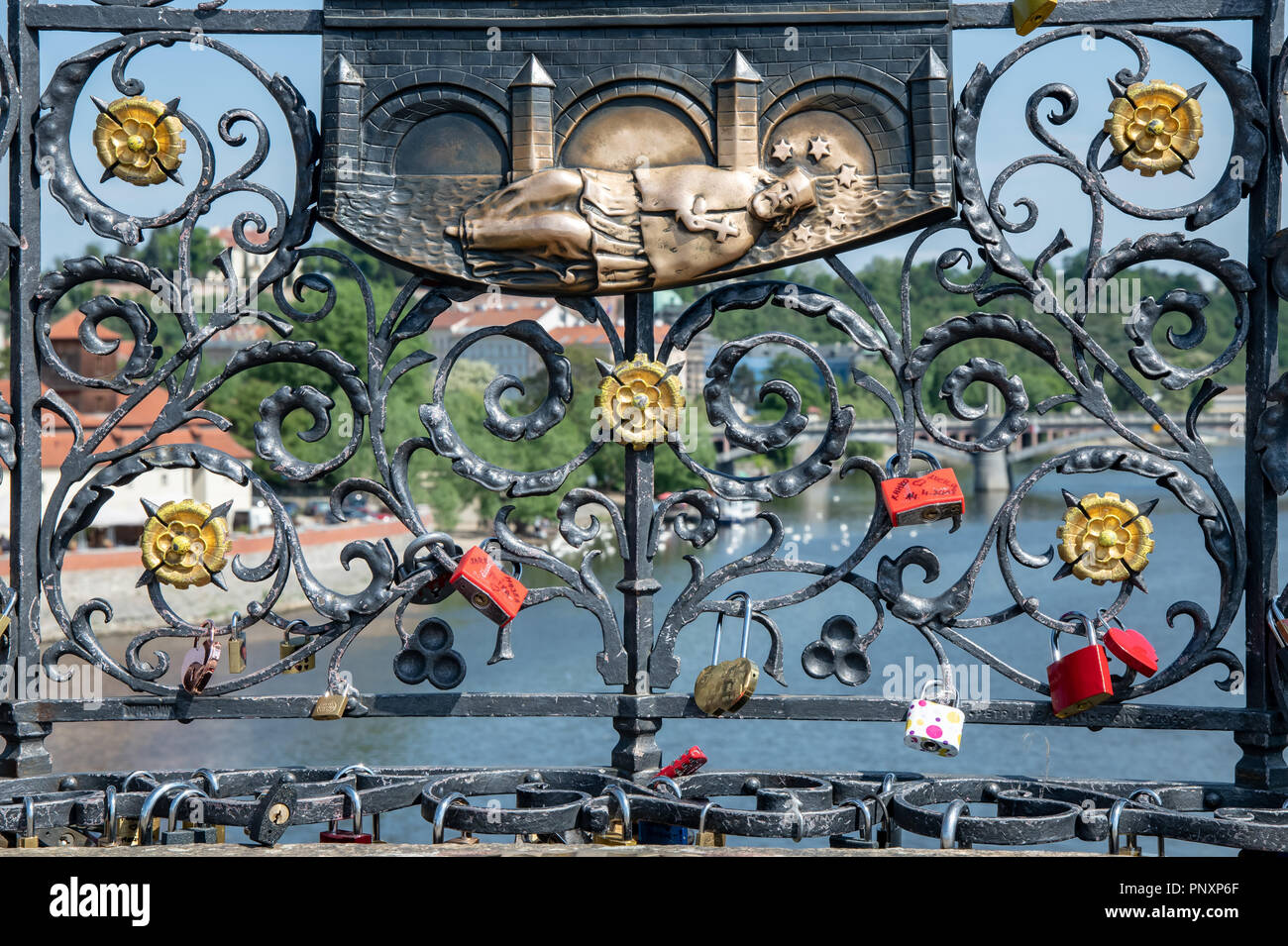 Love lock padlock memorial hi-res stock photography and images - Alamy