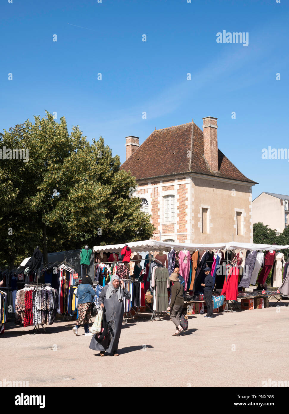 Burgundy hijab hi-res stock photography and images - Alamy