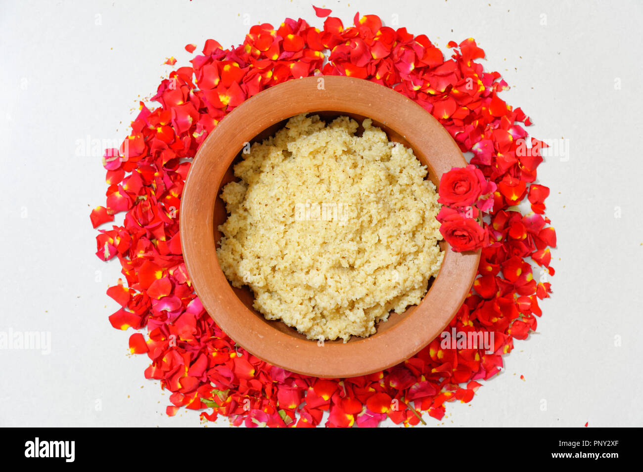 Porridge earthenware pot hi-res stock photography and images - Alamy