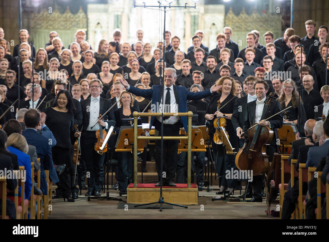 Take a bow hi-res stock photography and images - Alamy