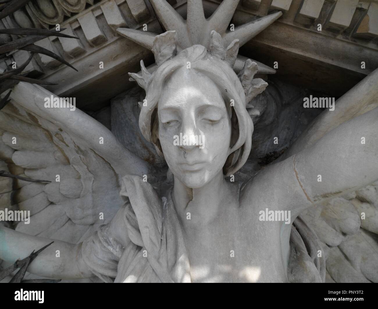 SCULPTURES OF THE FACADE OF THE NATIONAL LIBRARY Stock Photo - Alamy