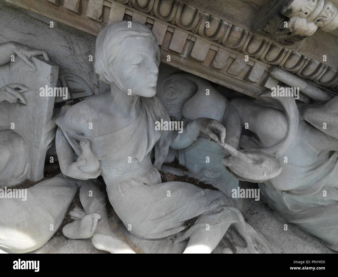 SCULPTURES OF THE FACADE OF THE NATIONAL LIBRARY Stock Photo - Alamy