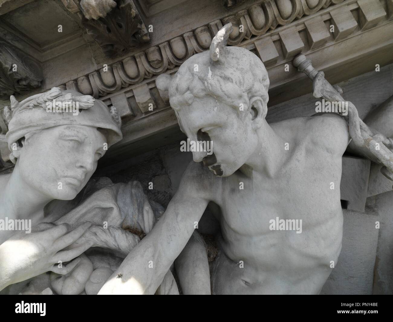 SCULPTURES OF THE FACADE OF THE NATIONAL LIBRARY Stock Photo - Alamy