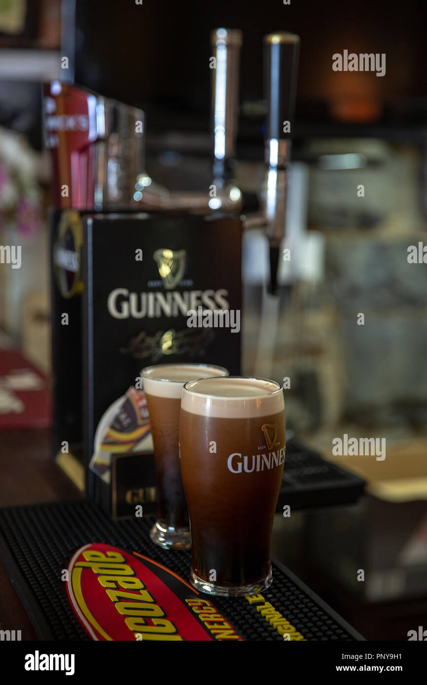 Pouring guinness pub hi-res stock photography and images - Alamy