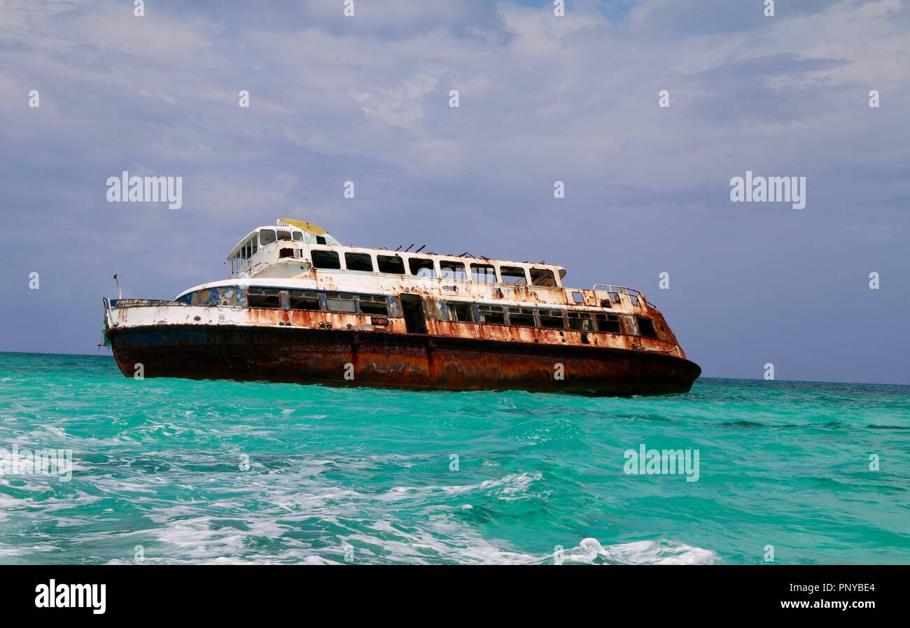 Storm ship damage hi-res stock photography and images - Alamy