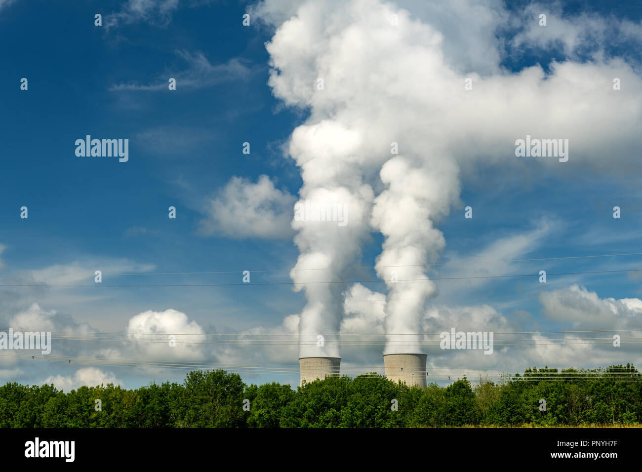 Cloud making cooling stacks from a nuclear reactor in Tennessee Stock ...