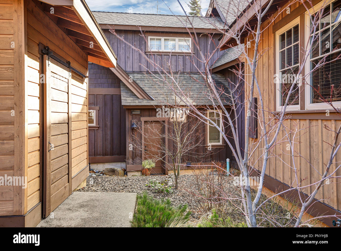 Back view architecture hi-res stock photography and images - Alamy