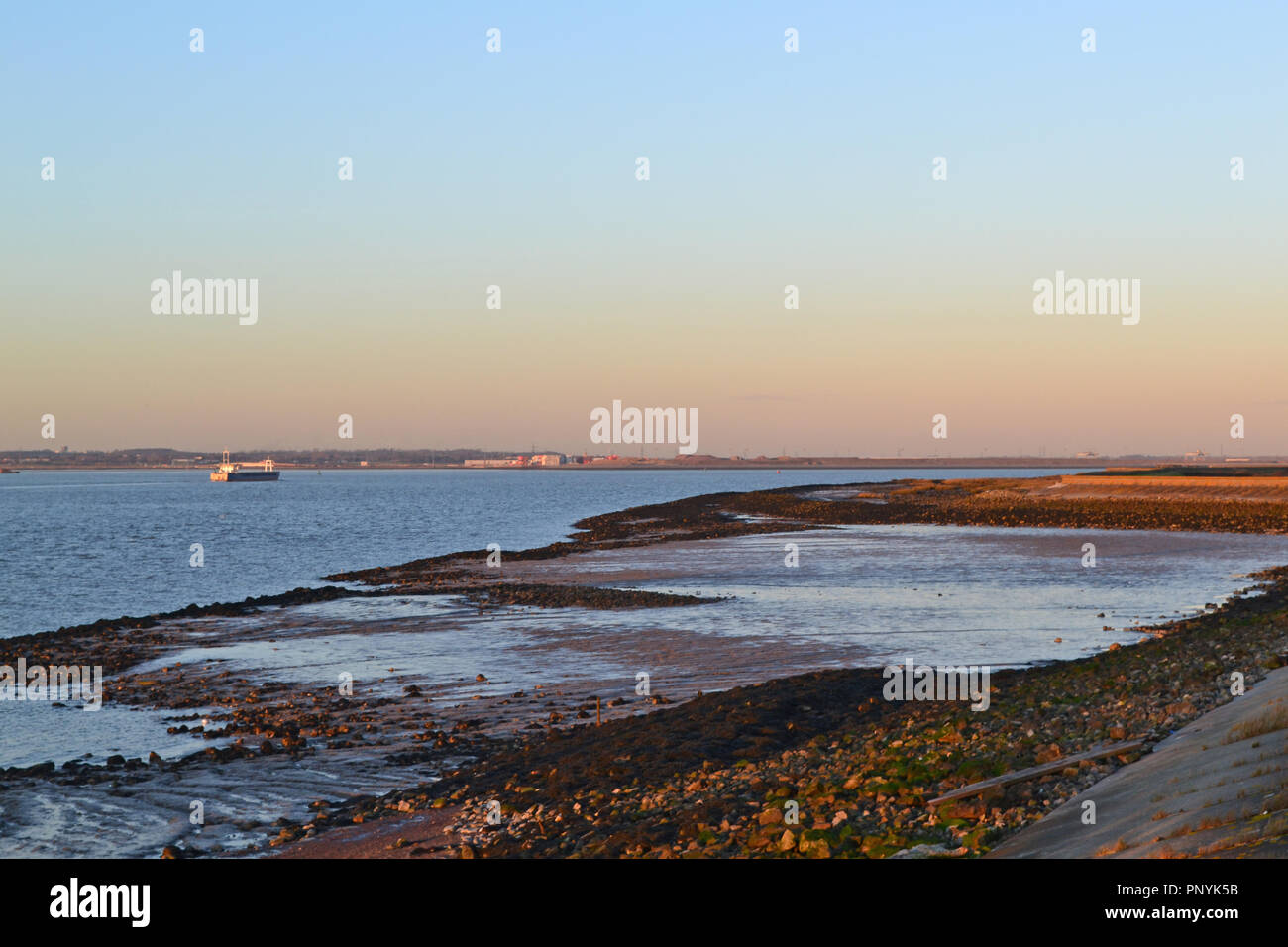 The River Thames at Cliffe, Kent, England, UK, nearing sunset in Winter ...