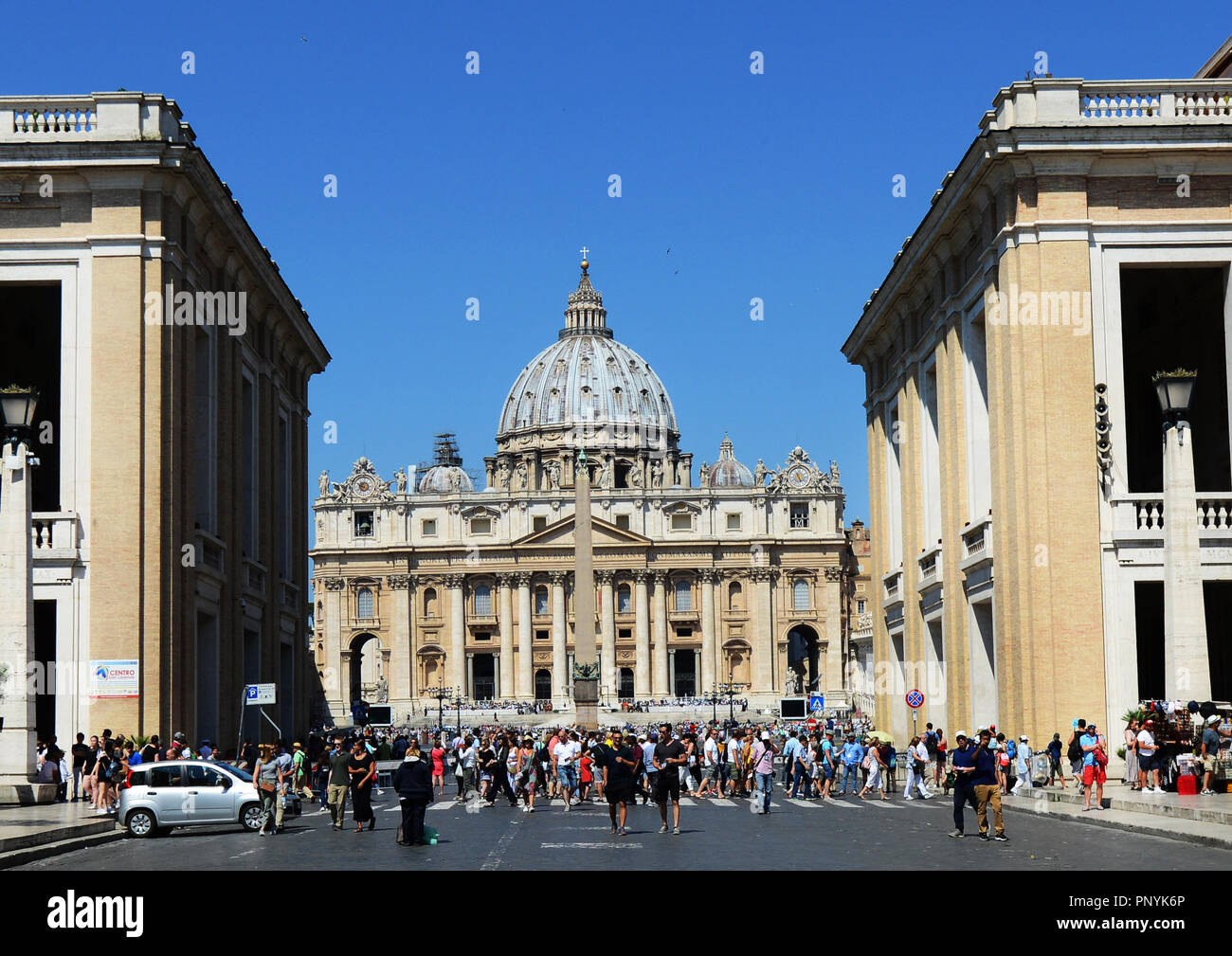 Saint Peter's square in the Vatican Stock Photo - Alamy