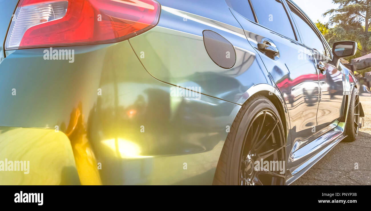 Bright sunlight on a shiny car hi-res stock photography and images - Alamy