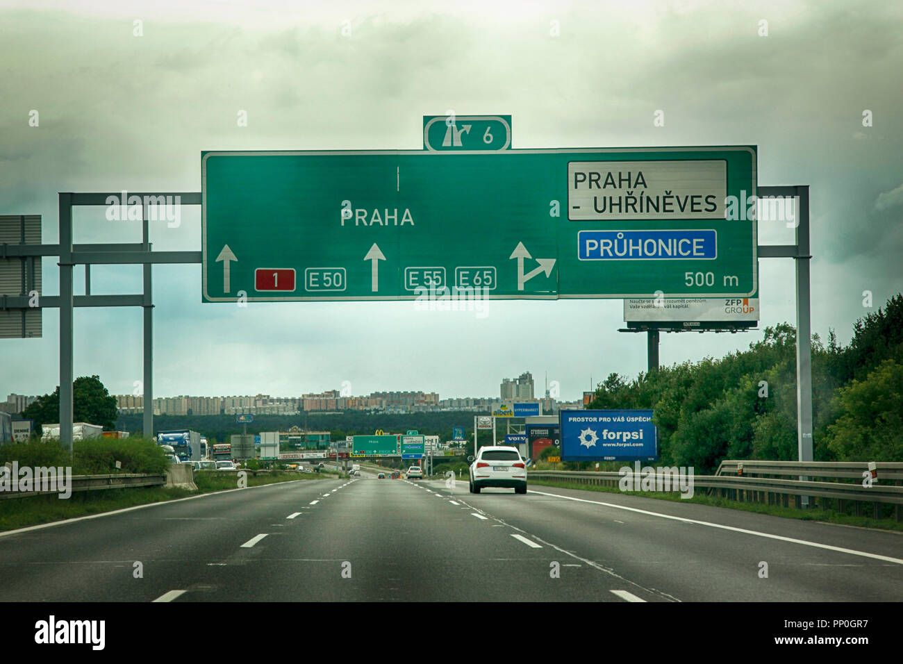 Overhead gantry sign hi-res stock photography and images - Alamy
