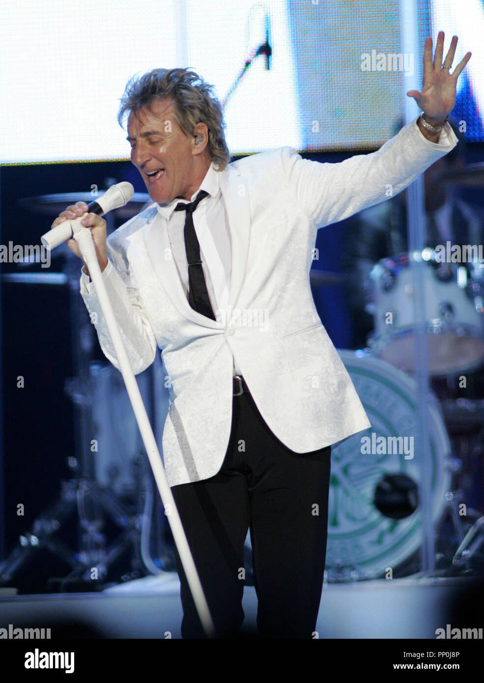 Singer rod stewart performs on hi-res stock photography and images - Alamy