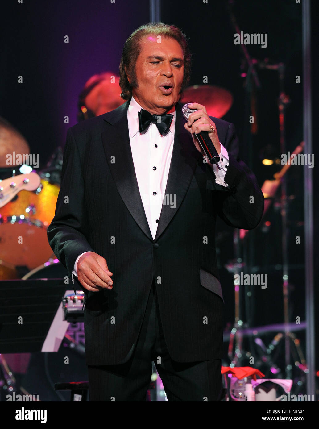 Engelbert humperdinck singer hi-res stock photography and images - Alamy