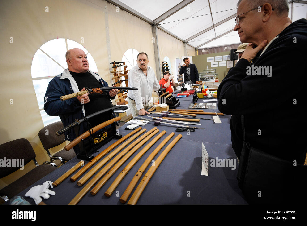 Warsaw, Poland. 22nd Sep, 2018. A man shows a Samurai sword to a ...