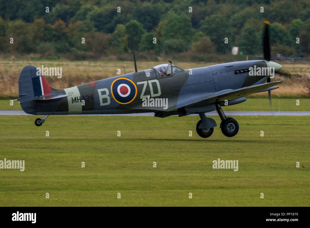 Duxford, UK. 22nd Sep, 2018. 18 Spitfires take off from the grass ...