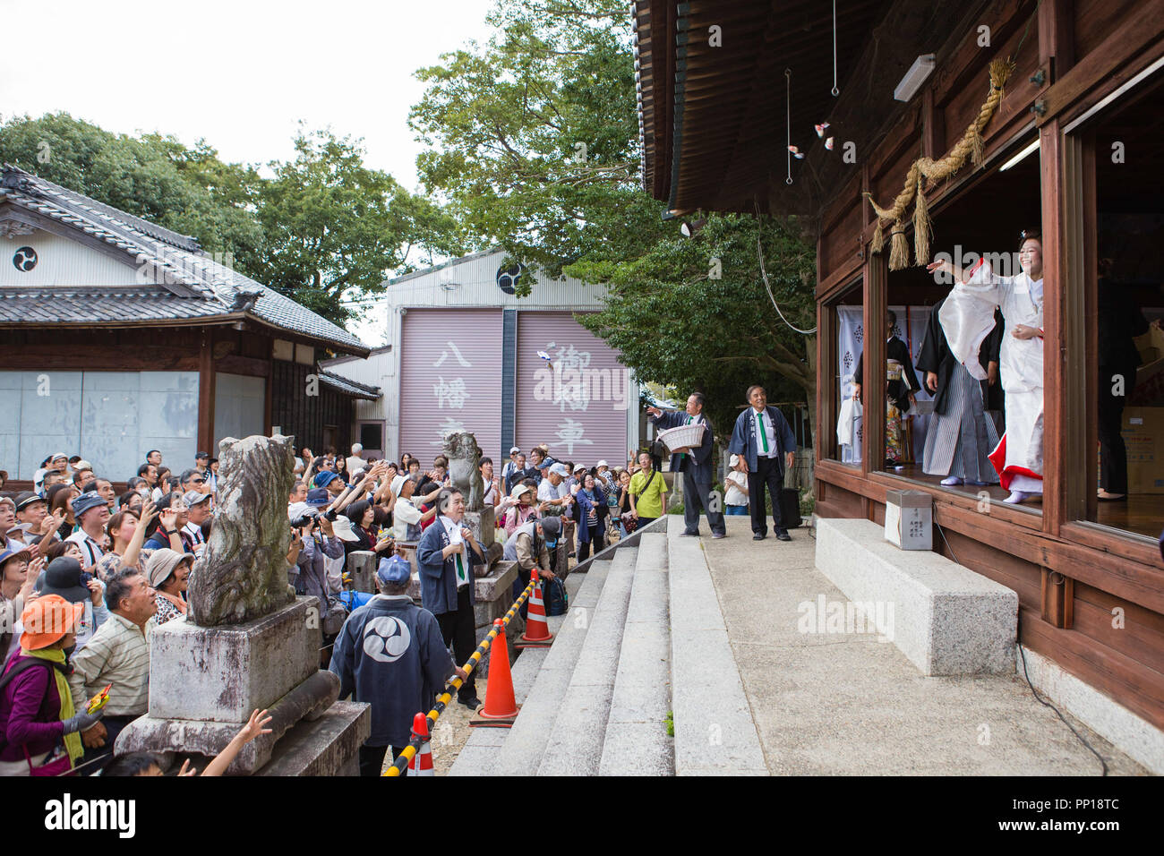Handa, Aichi, Japan. 23rd Sep, 2018. The bride and groom are throwing ...