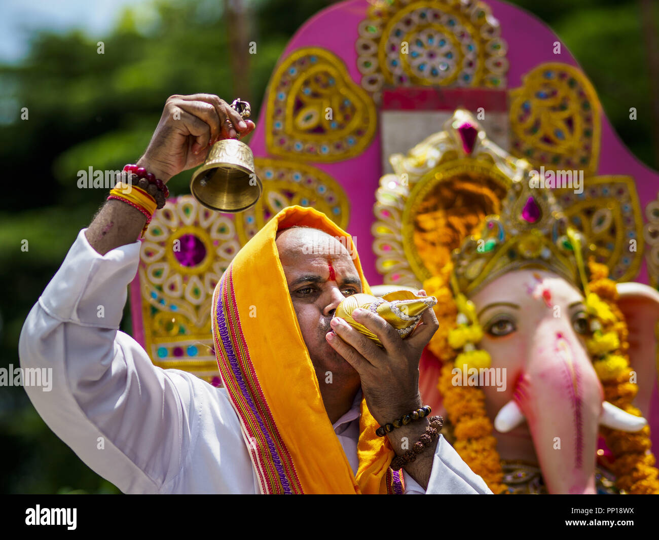 Bangkok, Thailand. 23rd Sep, 2018. A man rings a bell and blows a ...