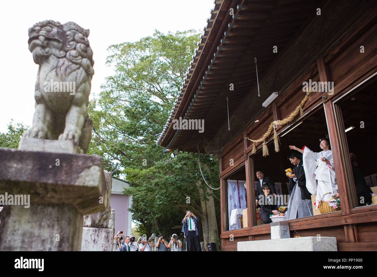 Handa, Aichi, Japan. 23rd Sep, 2018. The bride and groom are throwing ...
