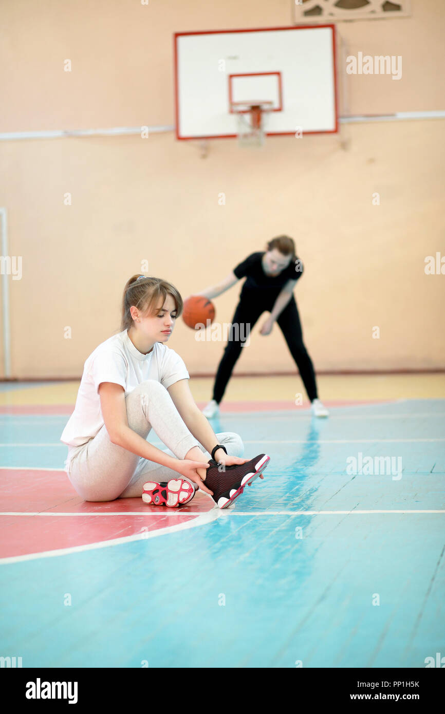 Teen girl playing basketball in gym hi-res stock photography and images ...