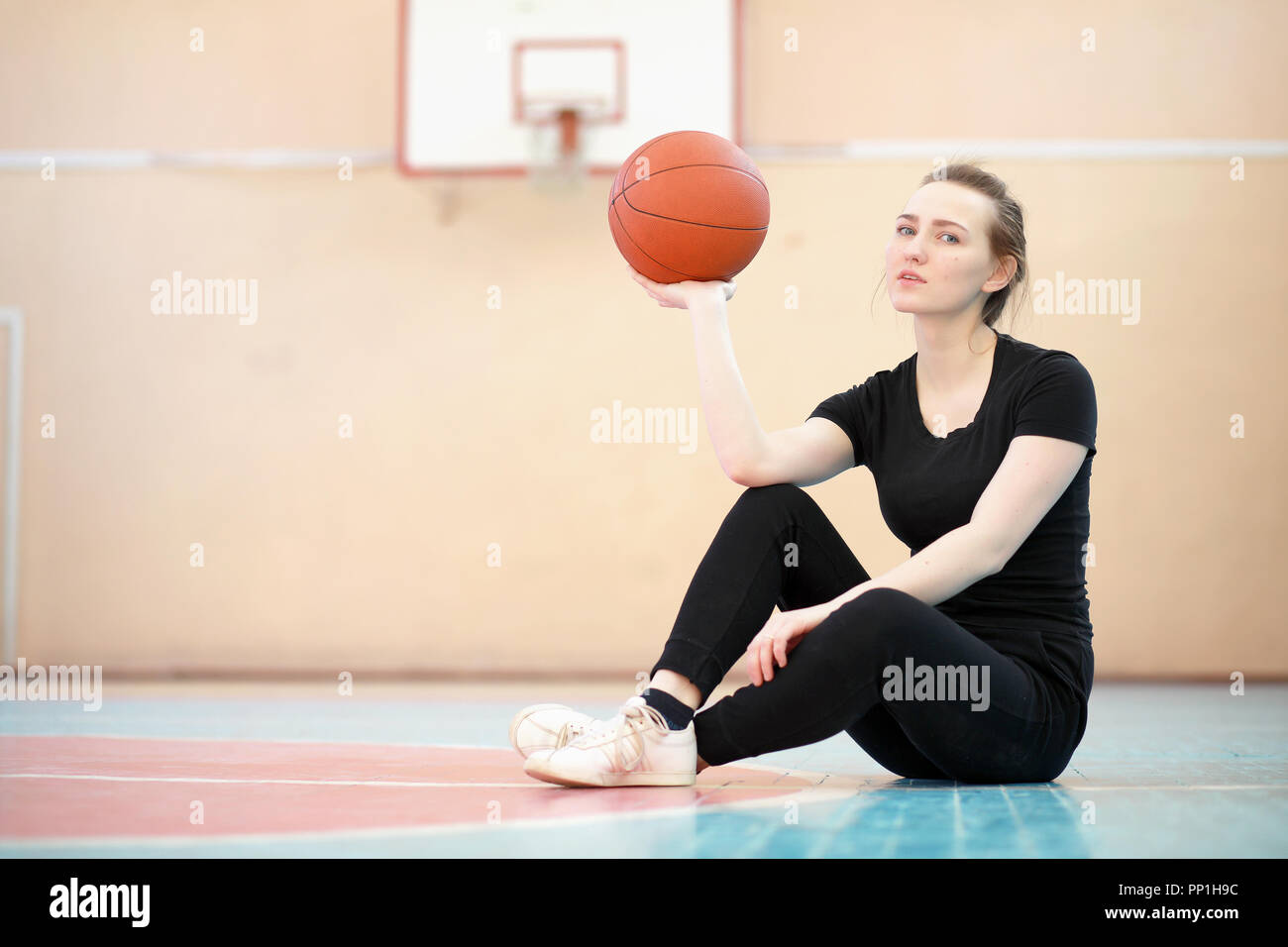 Teen girl playing basketball in gym hi-res stock photography and images ...