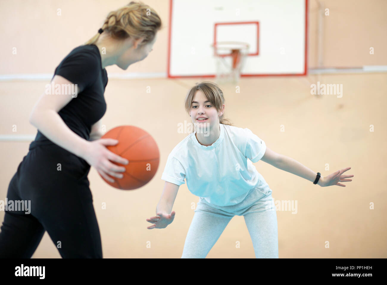 Teen girl playing basketball in gym hi-res stock photography and images ...