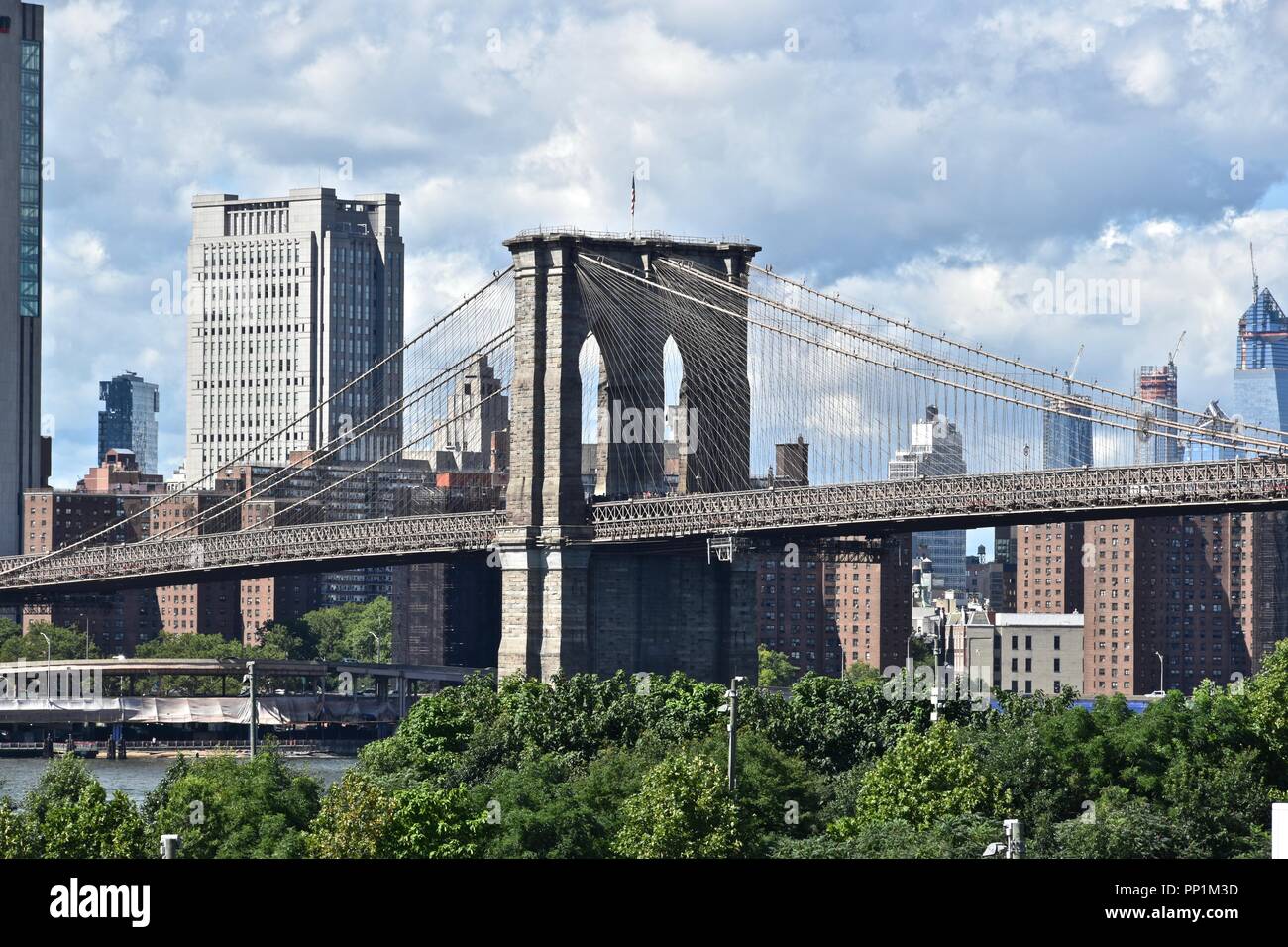 The iconic Brooklyn Bridge spanning the East River between Lower ...
