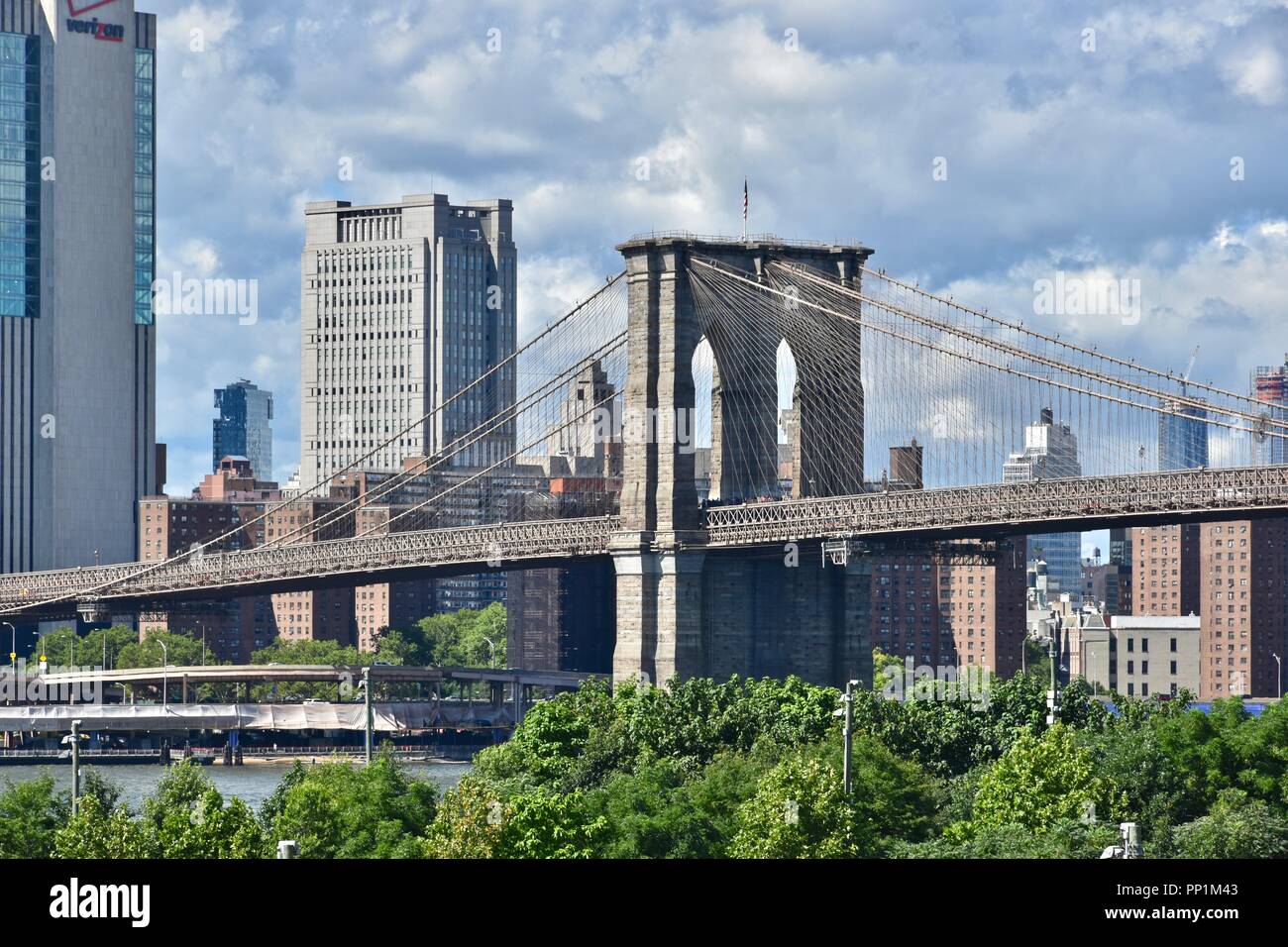 The iconic Brooklyn Bridge spanning the East River between Lower ...
