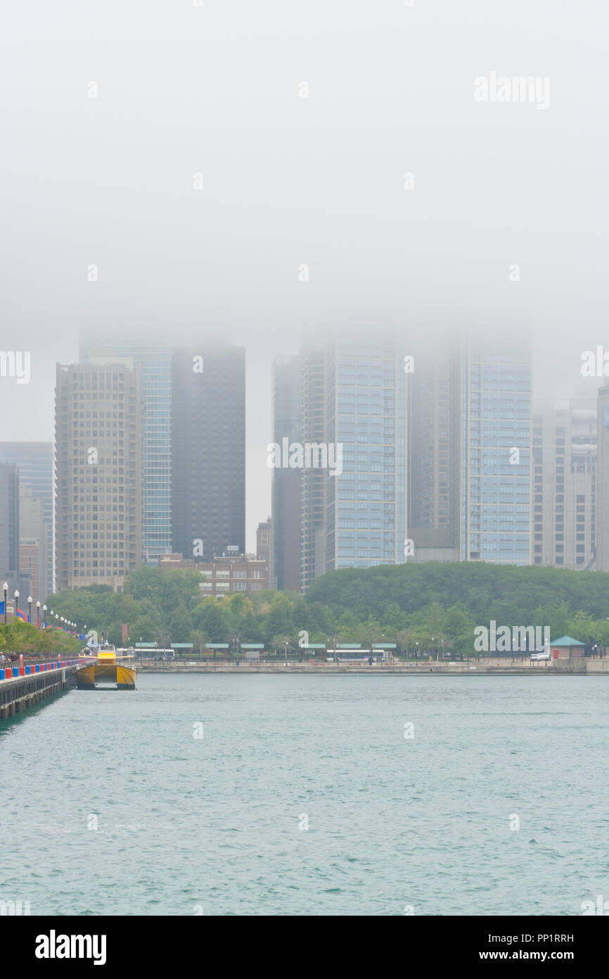 Chicago skyline fog hi-res stock photography and images - Alamy