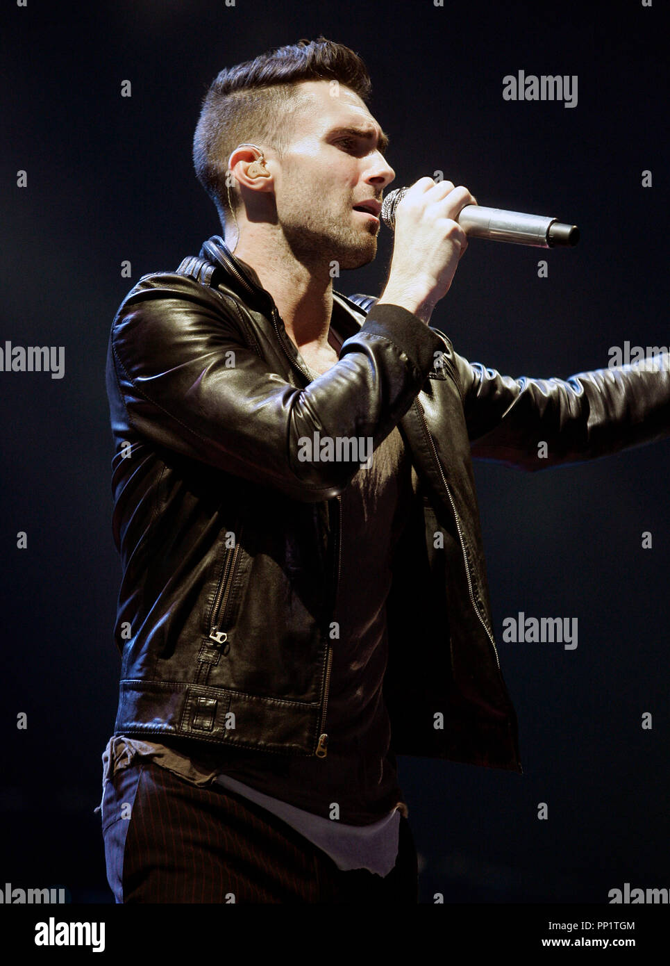 Maroon 5 with adam levine hi-res stock photography and images - Alamy