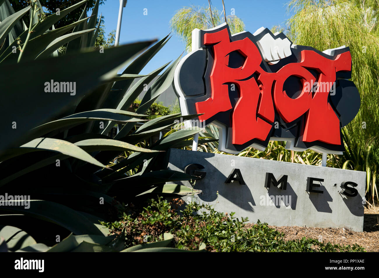 Riot games logo hi-res stock photography and images - Alamy
