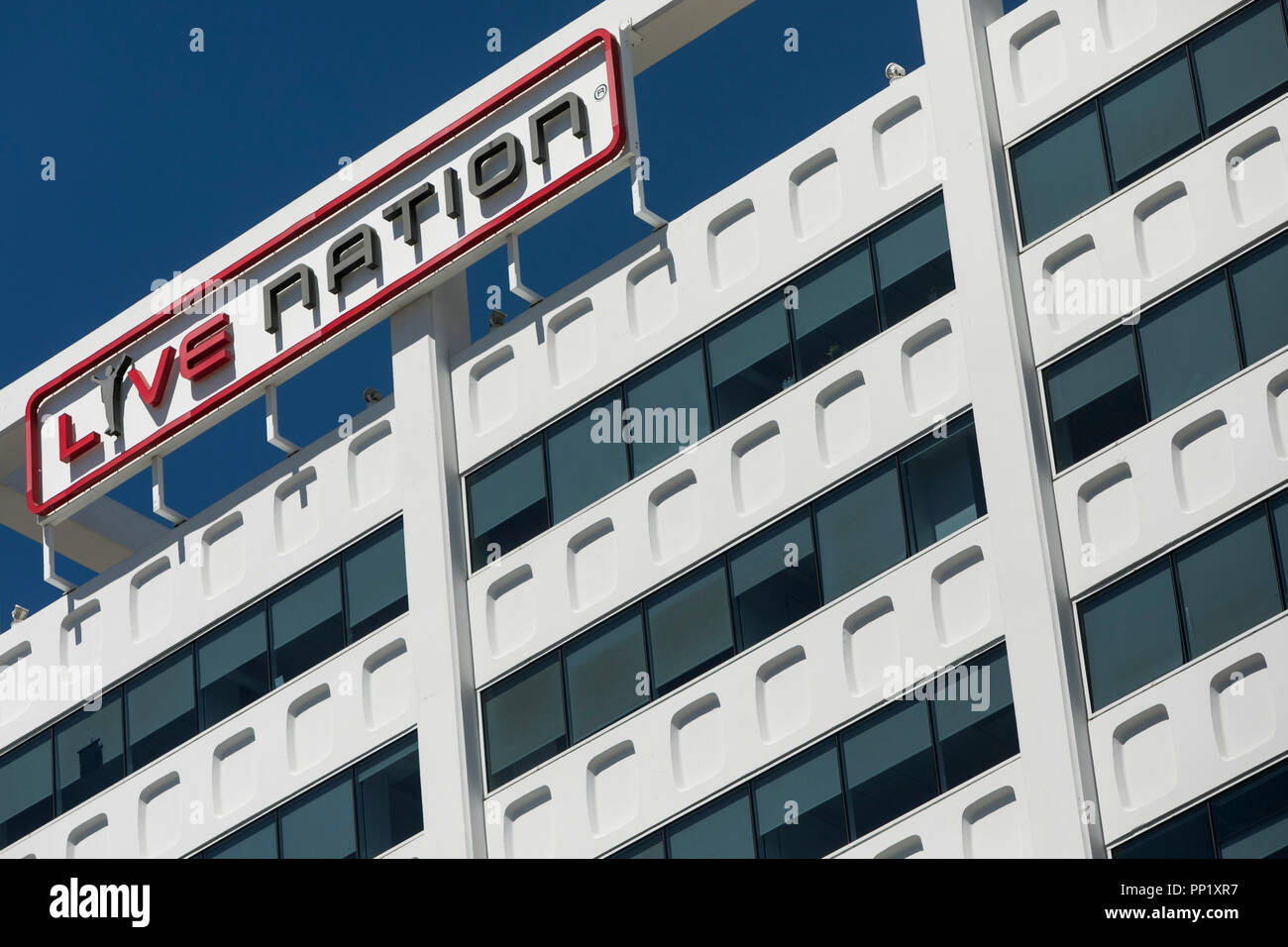 Live banner hi-res stock photography and images - Alamy