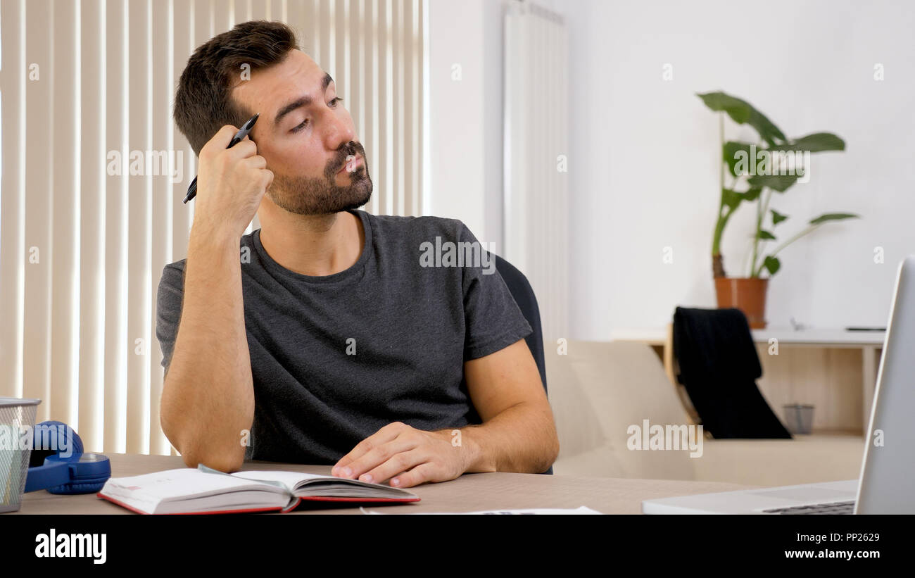 Putting thoughts on paper hi-res stock photography and images - Alamy