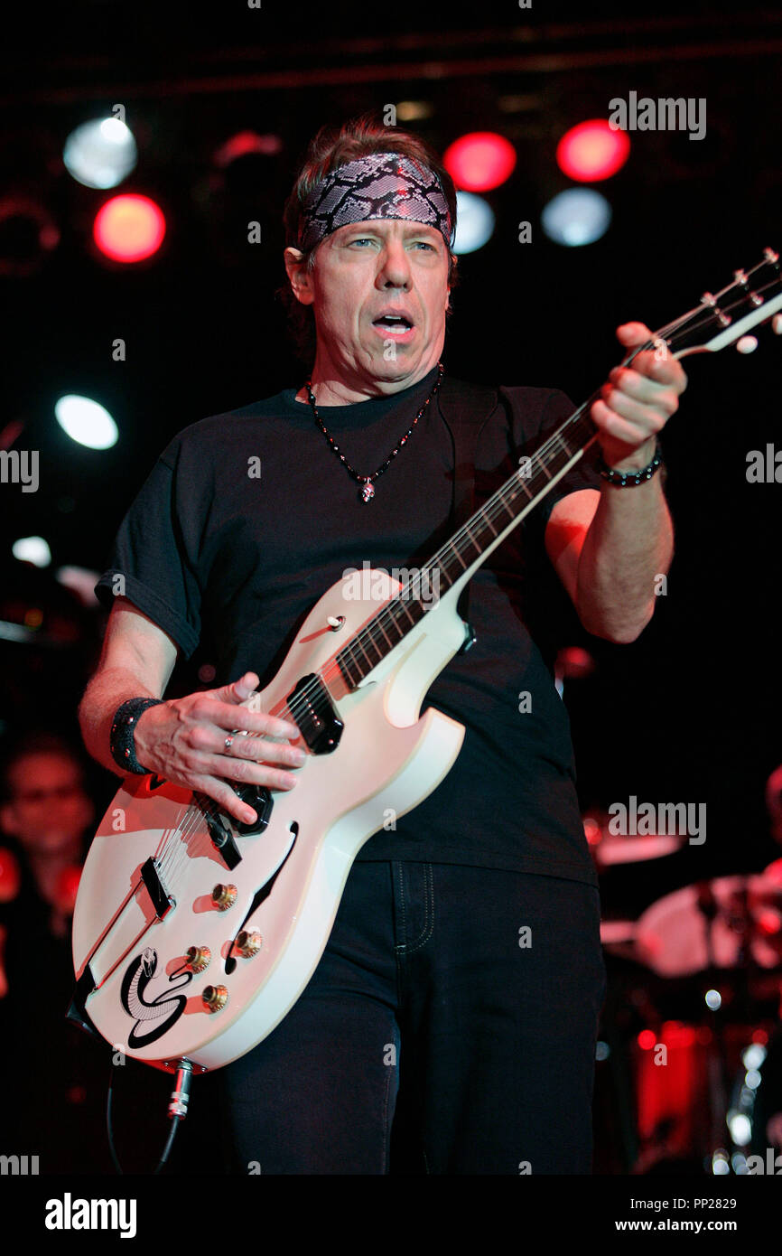 George thorogood and the destroyers hi-res stock photography and images ...