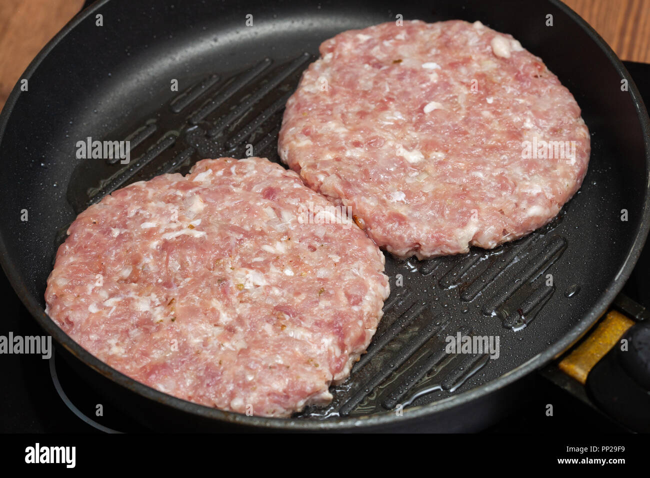 Two raw beef burger patties hi-res stock photography and images - Alamy