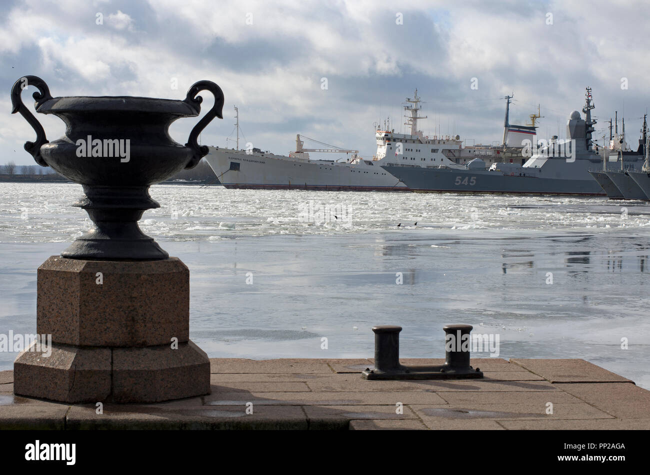 Icing ship hi-res stock photography and images - Alamy