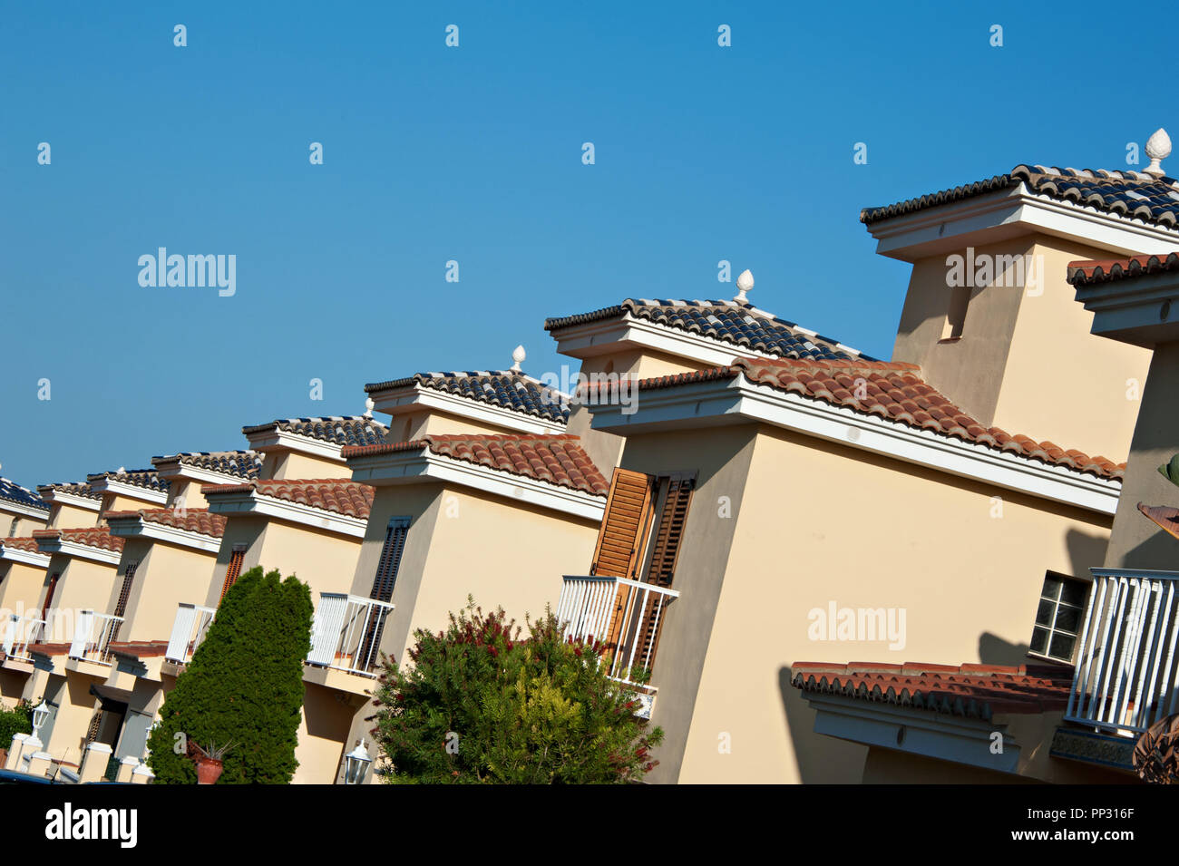 A row of properties on a Spanish urbanisation Stock Photo - Alamy