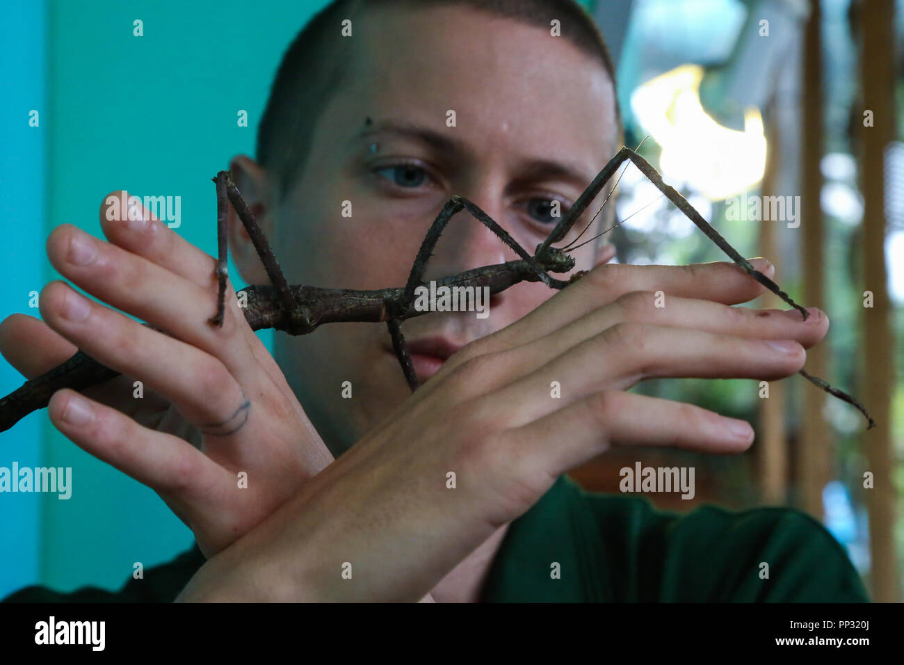 Zoo’s keeper weighs and measures animals during the annual weigh-in at ...