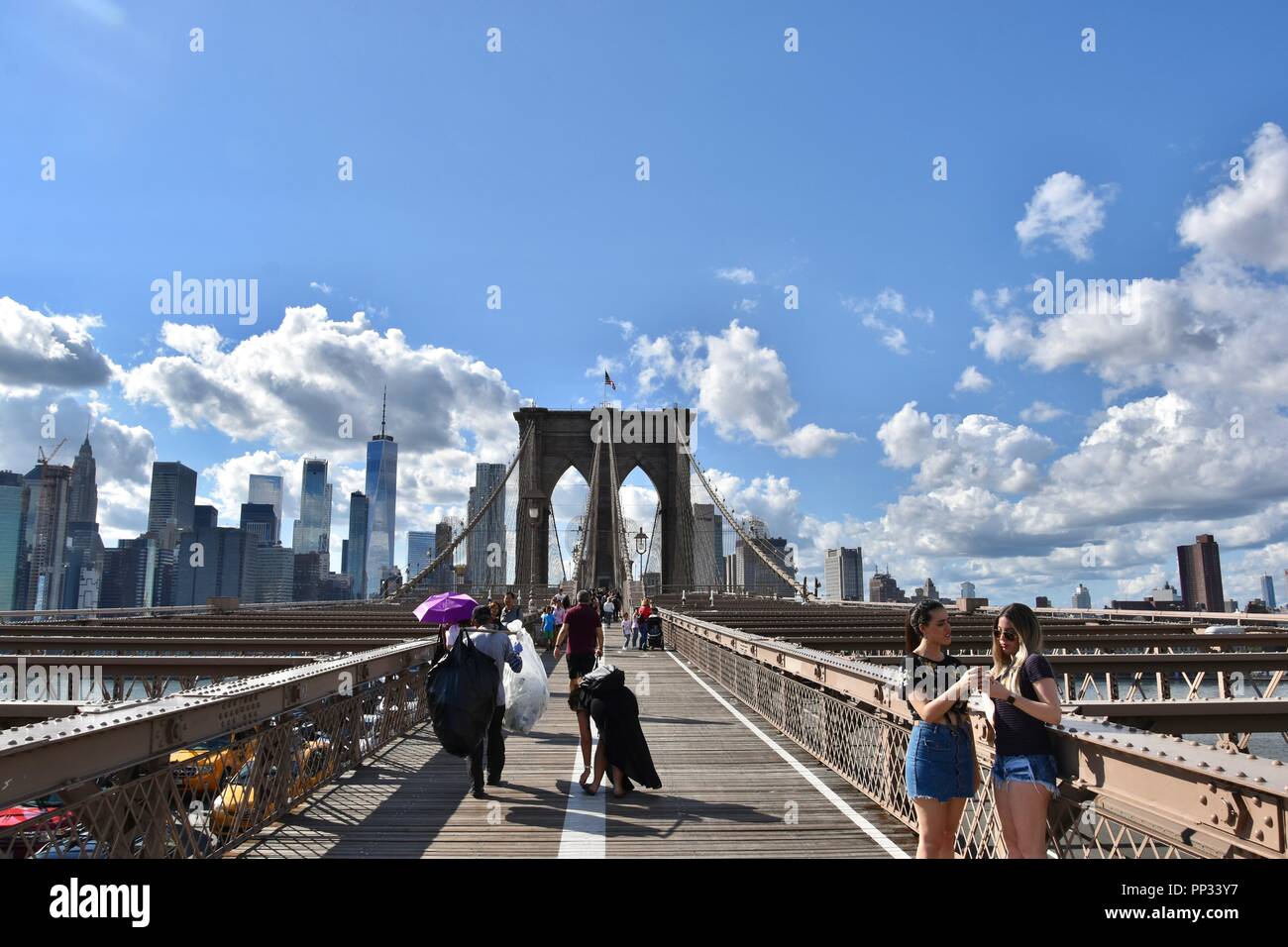The iconic Brooklyn Bridge spanning the East River between Lower ...