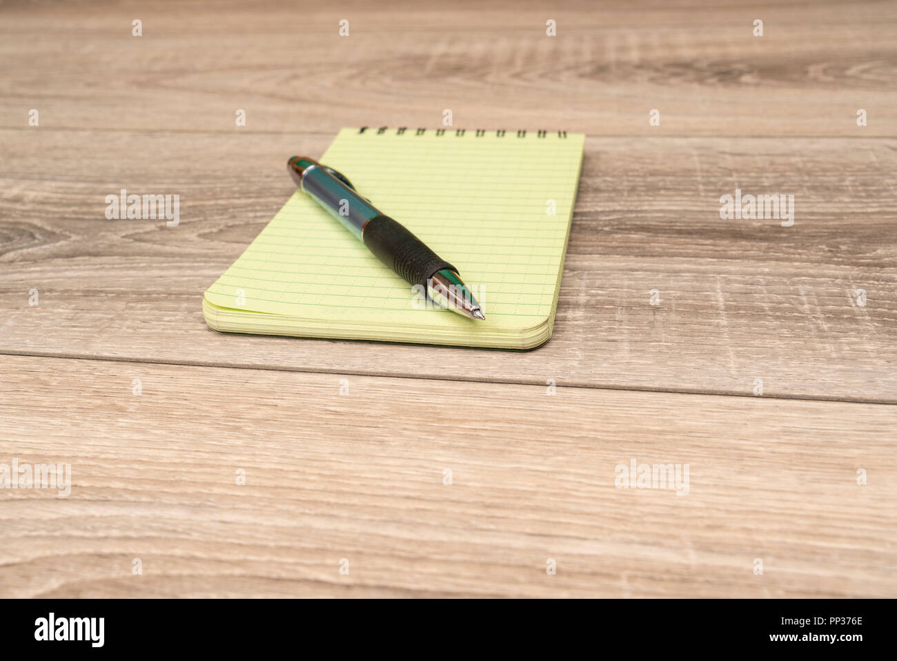 an empty block and a pen on the wooden table Stock Photo - Alamy