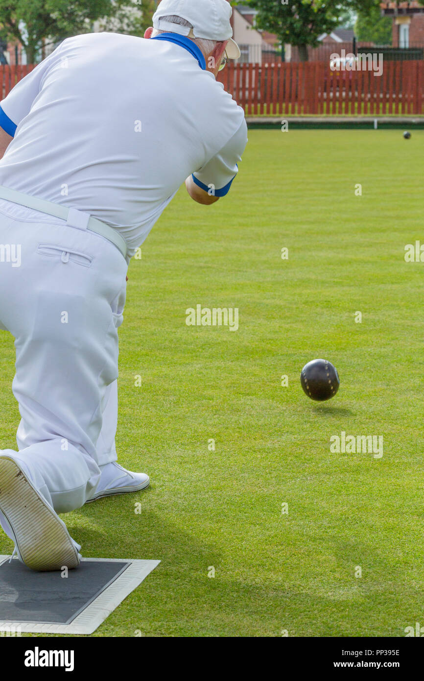 Man playing flat lawn bowls hi-res stock photography and images - Alamy