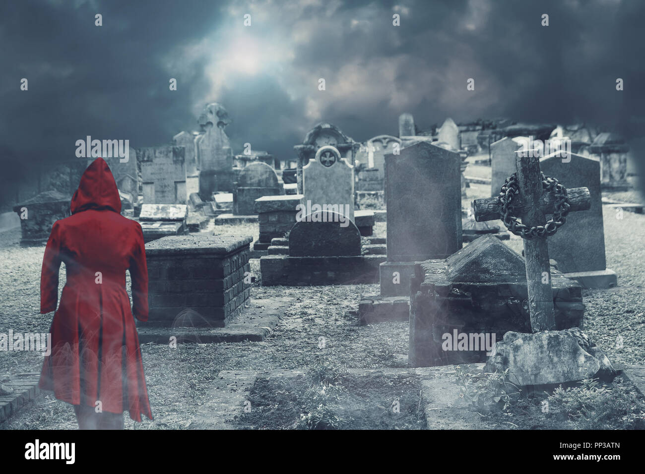 Cemetery ghost scary halloween hi-res stock photography and images - Alamy