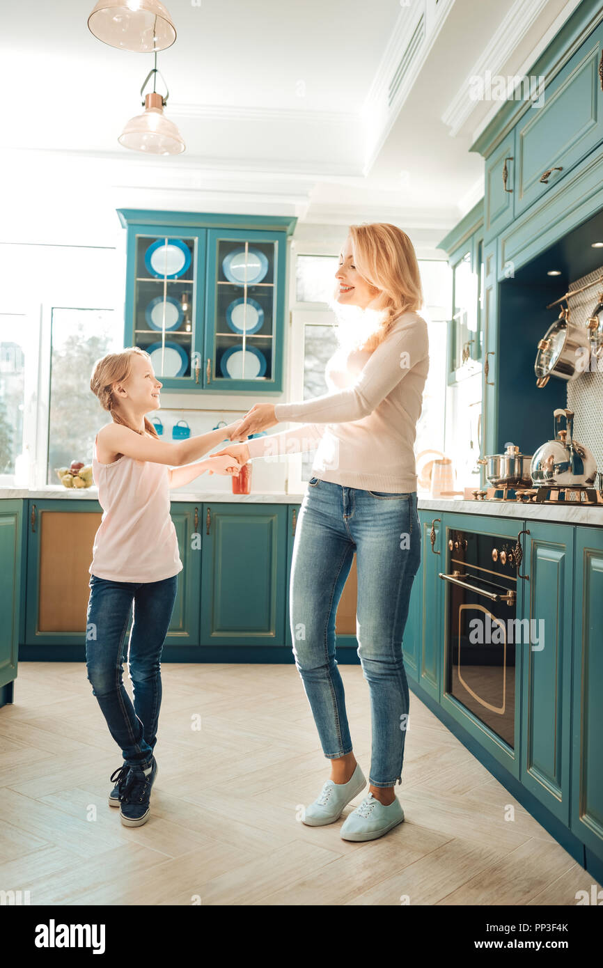 Family dancing kitchen child hi-res stock photography and images - Alamy